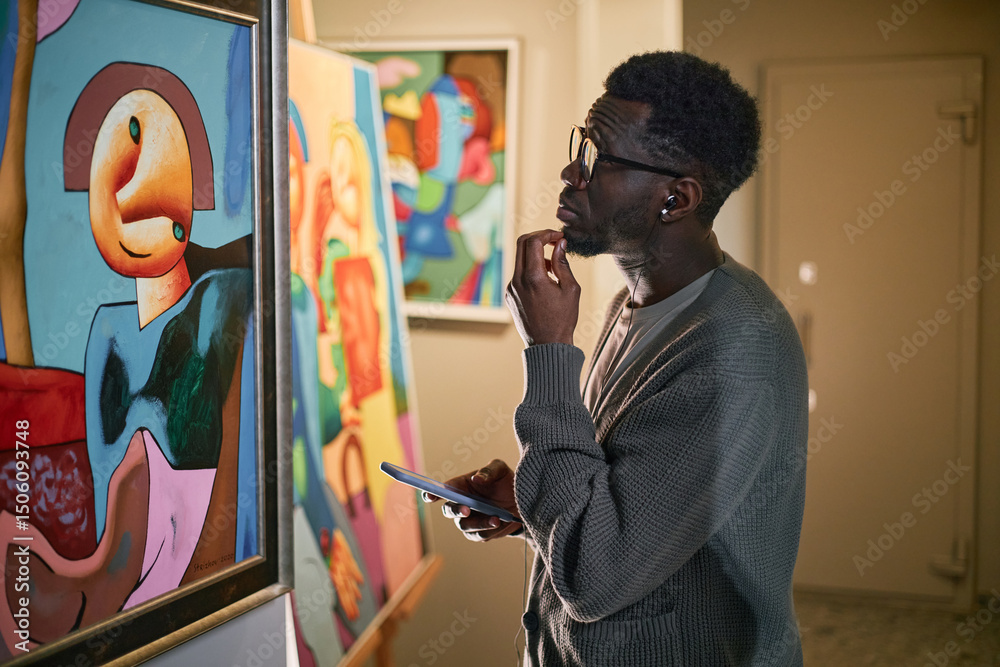 Foto Individual examining an abstract painting in an art gallery ...