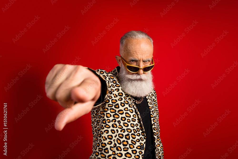 Foto de Stock Confident elderly man with a unique style and bold ...