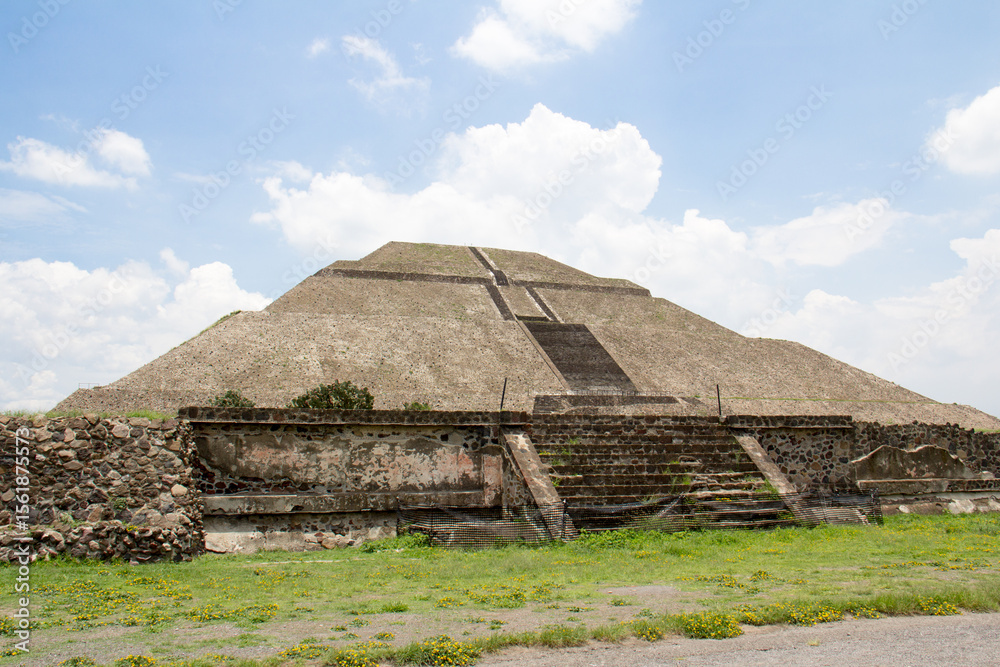 Foto View of the Pyramid of the Sun and Avenue of Death Teotihuacan ...