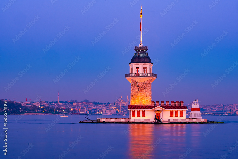 Fotografie iery sunset over Bosphorus with famous Maiden's Tower (Kiz ...