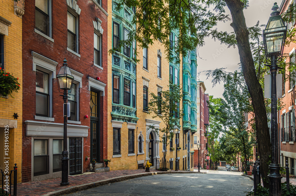 Street in the historic Beacon Hill neighborhood of Boston with ...