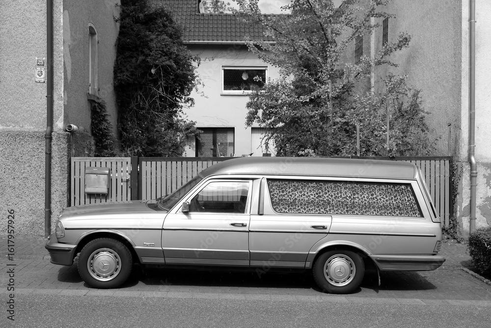 Mercedes Leichenwagen der Siebziger Jahre und Achtziger Jahre auf Basis ...