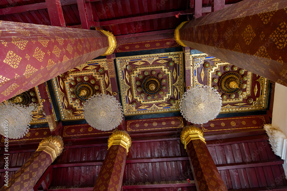 Photo Stock Ornate ceiling with red and gold traditional patterns and ...
