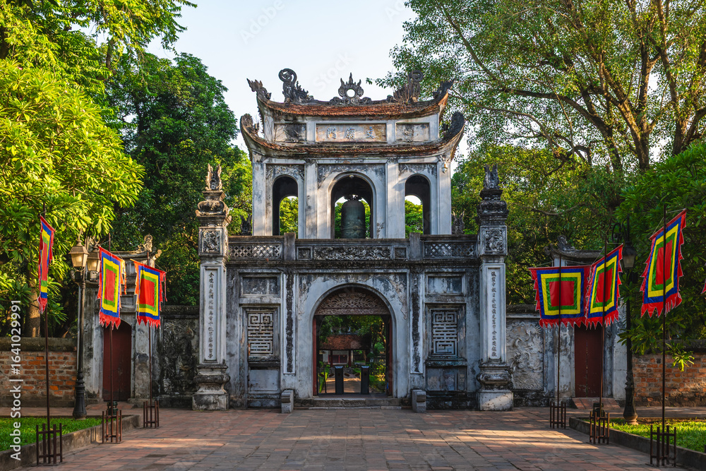 Foto de Stock Gate to Van Mieu, the Temple of Literature in Hanoi ...
