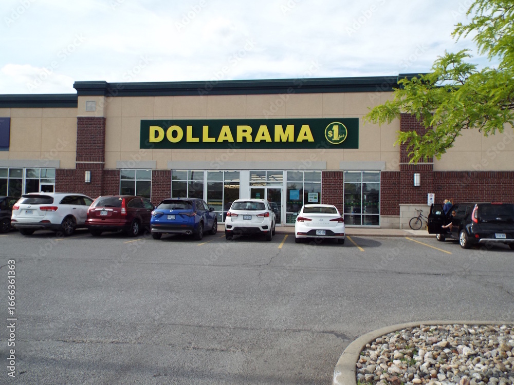 Foto de Stock Ottawa, ON, Canada, June 12, 2025: The storefront of a ...