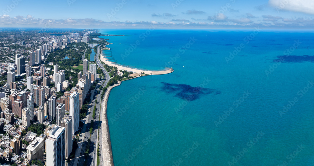 Foto Aerial View of Chicago Skyline and Lake Michigan Shoreline on a ...