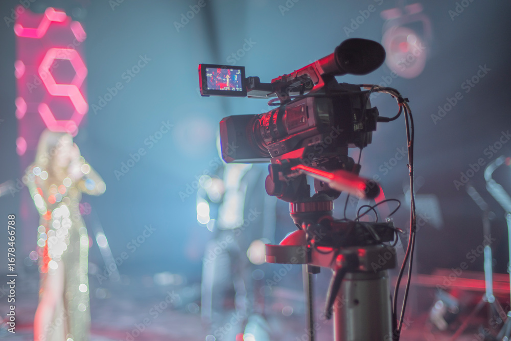 Foto de Stock cameraman broadcasting at a music concert | Adobe Stock