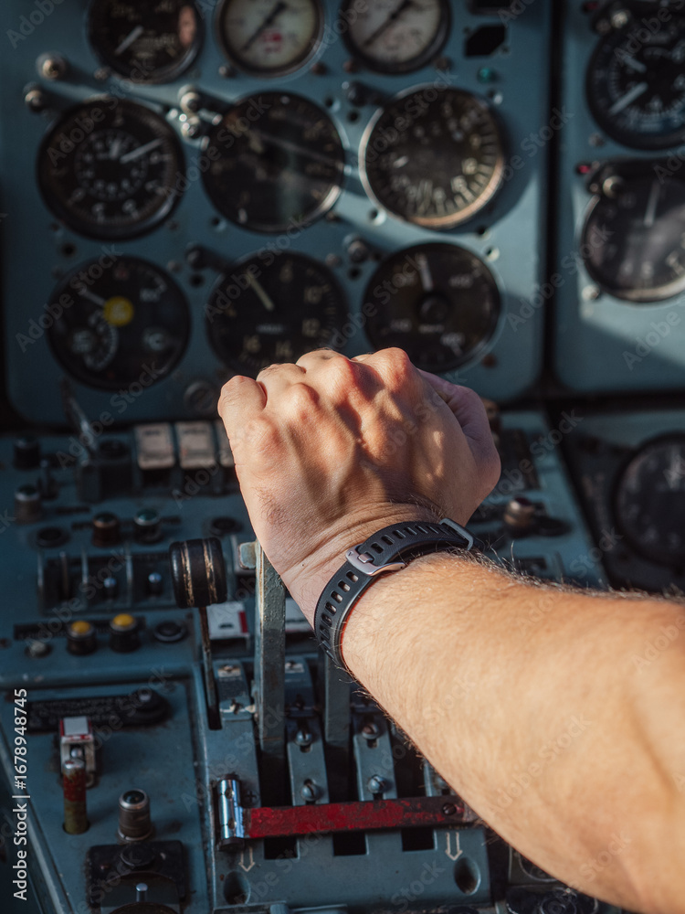 ภาพถ่าย Stock Pilot's hand pushing thrust lever for takeoff in a ...