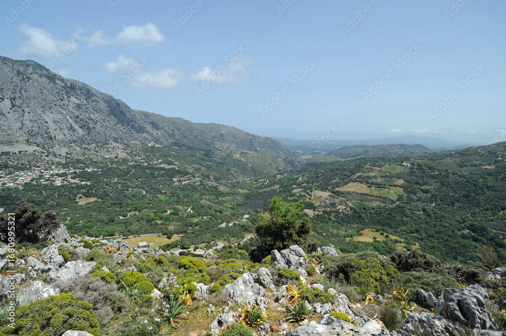 La route entre le village de Kallikratis et le village d'Asi Gonia en ...