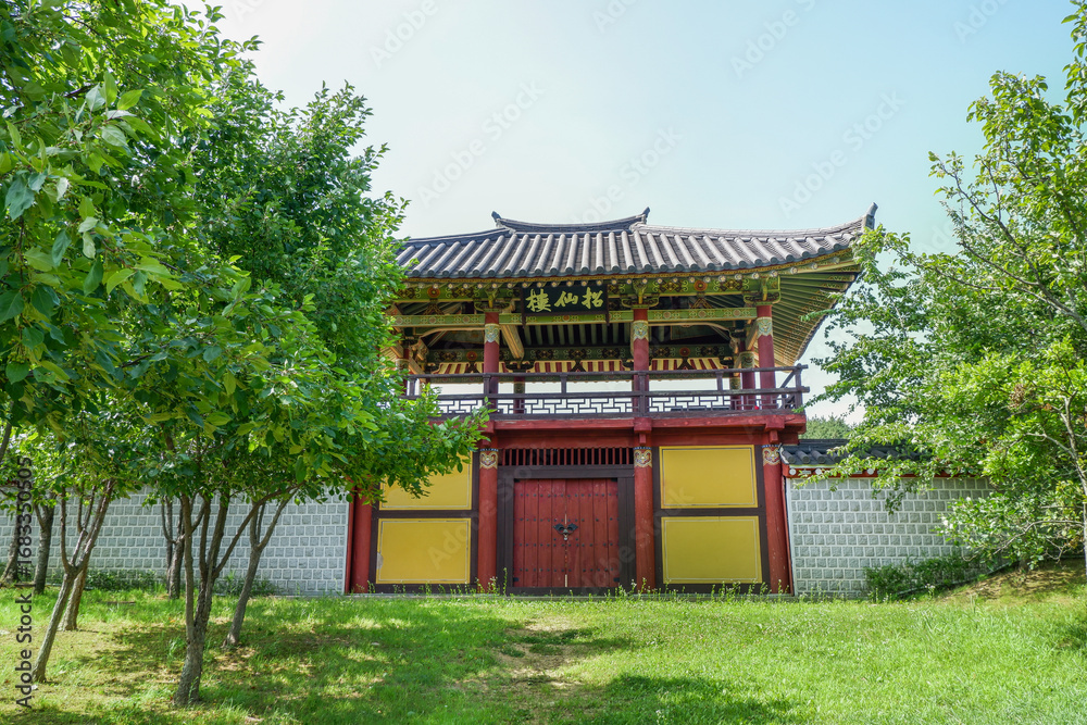 Stock-Foto „Korean style wall and roof, bukchon hanok ...
