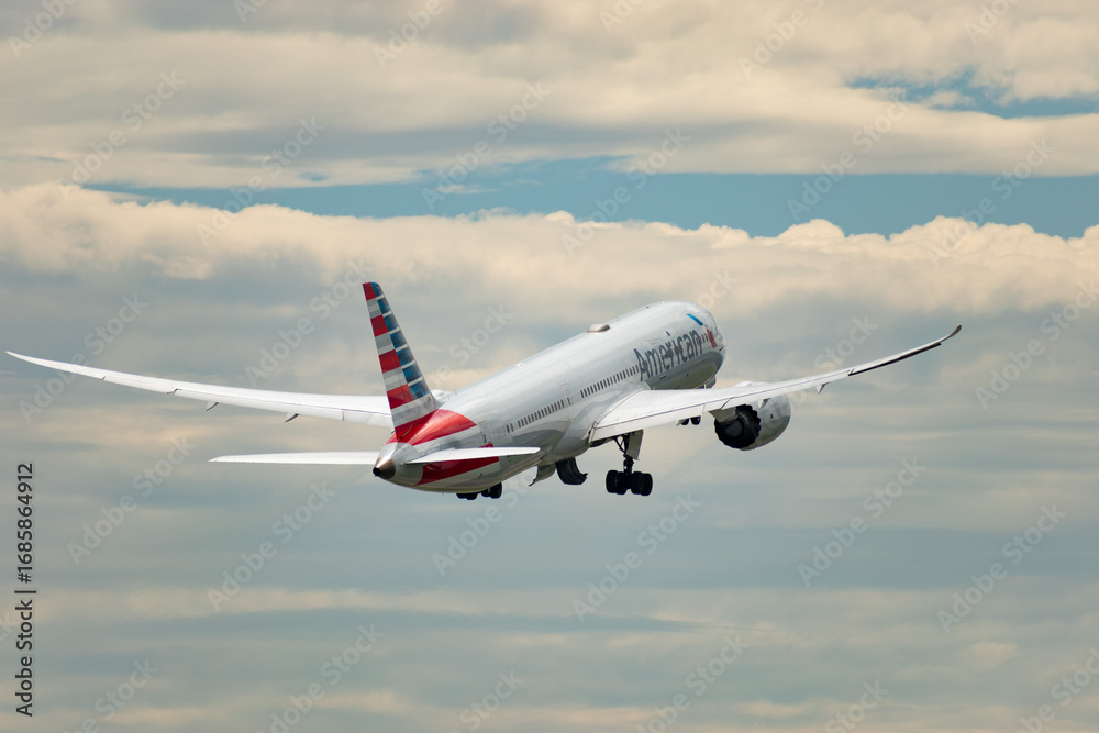 N-826AN American Airlines Boeing 787-9 Dreamliner jet in ZUrich in ...