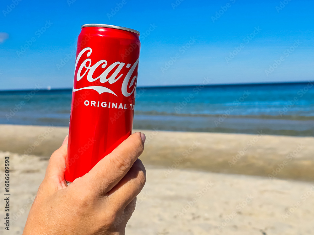 Stock-Foto „Frau hält Coca Cola Dose im Sommer am Strand am 4 ...
