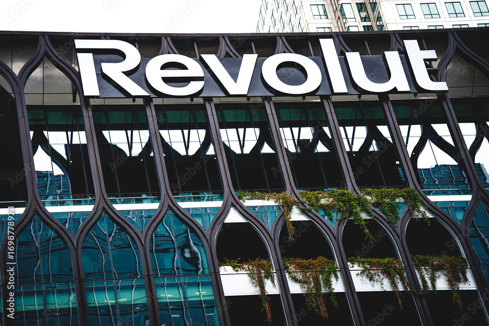 30 South Colonnade - YY Building, Revolut Fintech Company HQ, Canary ...