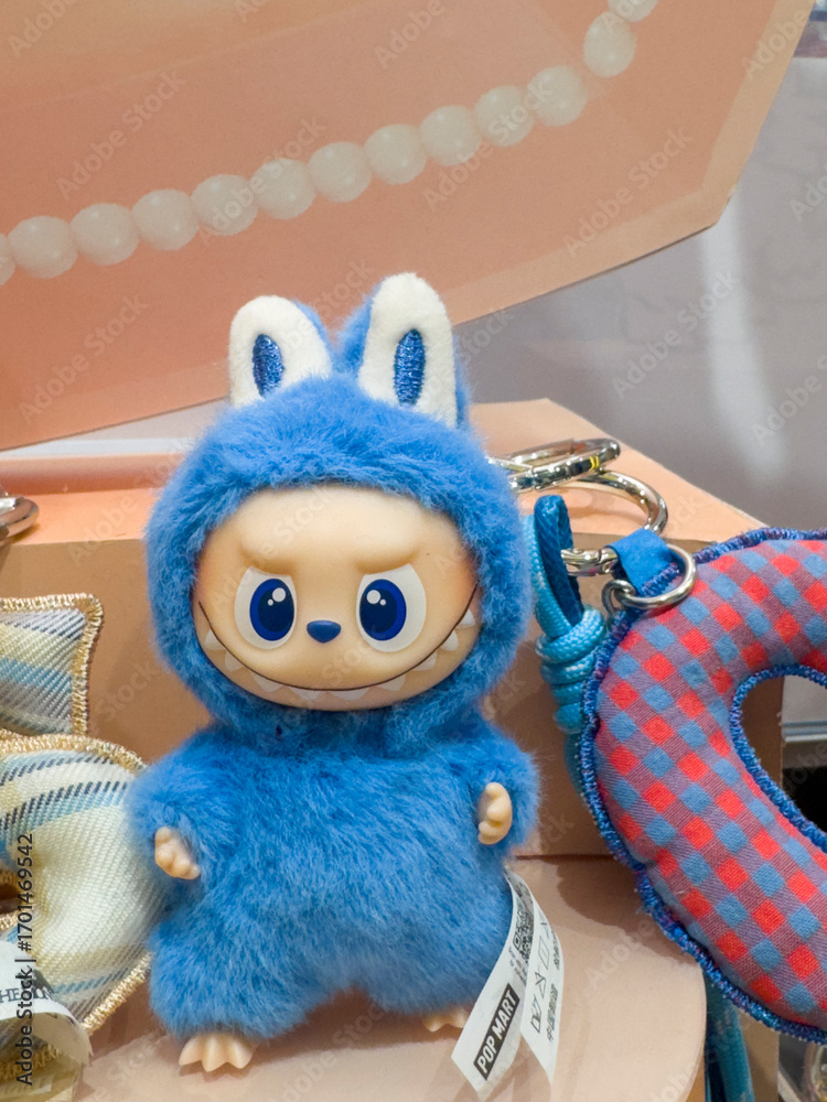 Foto de Stock Tukwila, WA - September 11, 2025. Blue Labubu plush toy ...