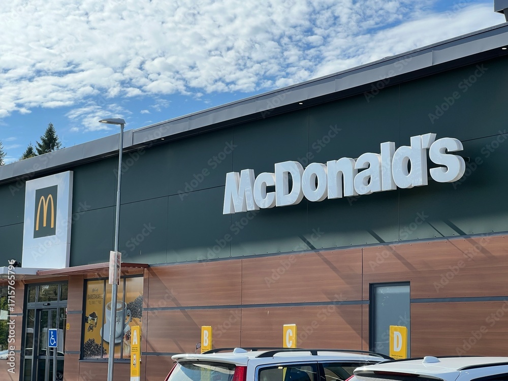 Foto de Stock Skellefteå, Sweden - Aug 31, 2025. McDonald's restaurant ...