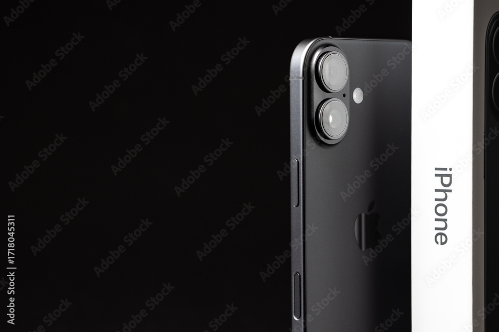 Foto de Stock Apple iPhone 17 behind Packaging Box against Black ...