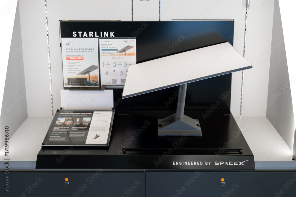 Foto de Stock KUALA LUMPUR, MALAYSIA - AUG 17, 2025: SpaceX Starlink ...