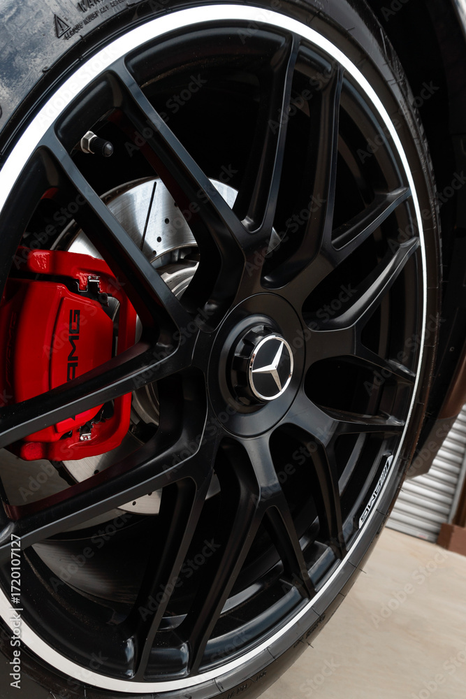 Stock-Foto „Mercedes-AMG red brake caliper on a black GLE 63 S wheel ...