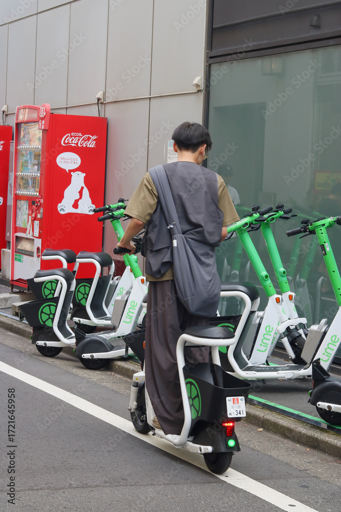Photo Stock TOKYO, JAPTOKYO, JAPAN - September 7, 2025: A person about ...