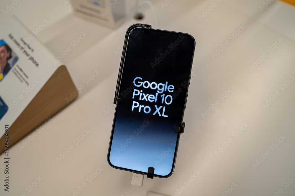 Stock-Foto „Google Pixel 10 Pro XL smartphone display in retail ...
