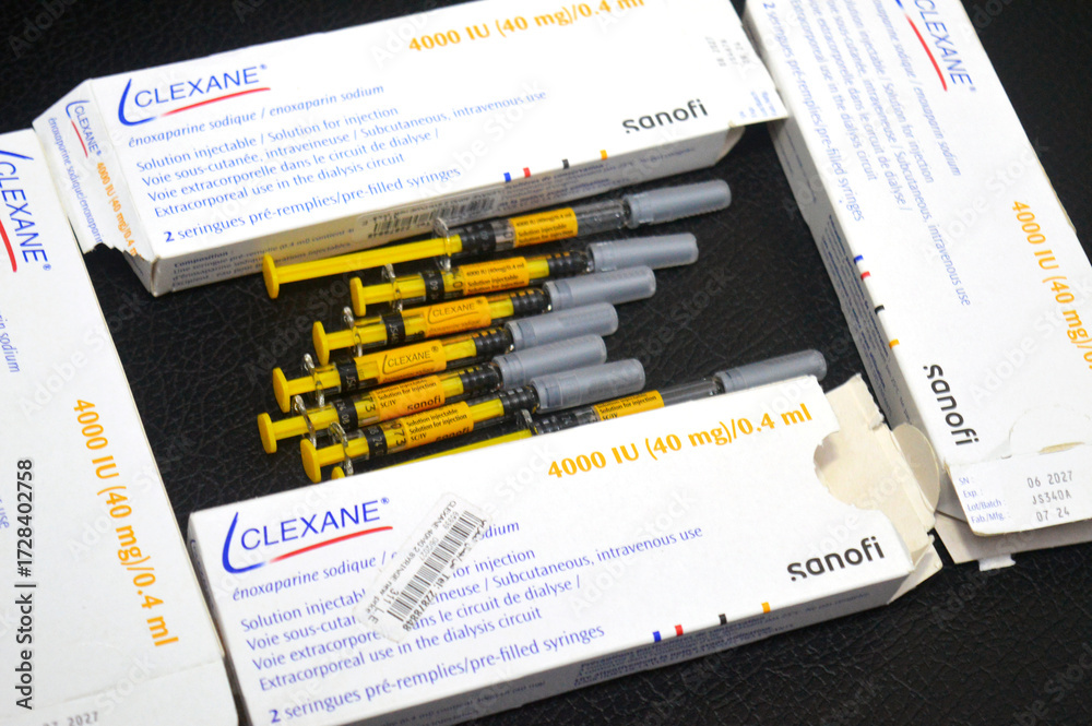 Foto de Stock Cairo, Egypt, September 16 2025: Clexane Enoxaparin sodium by Sanofi, an ...