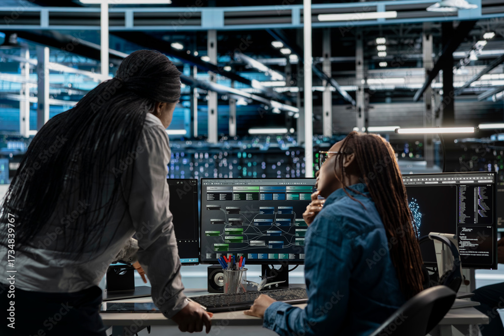 Foto Technicians working together programming in server farm housing ...