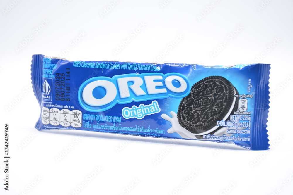 Oreo original chocolate sandwich cookies with vanilla flavored cream in ...