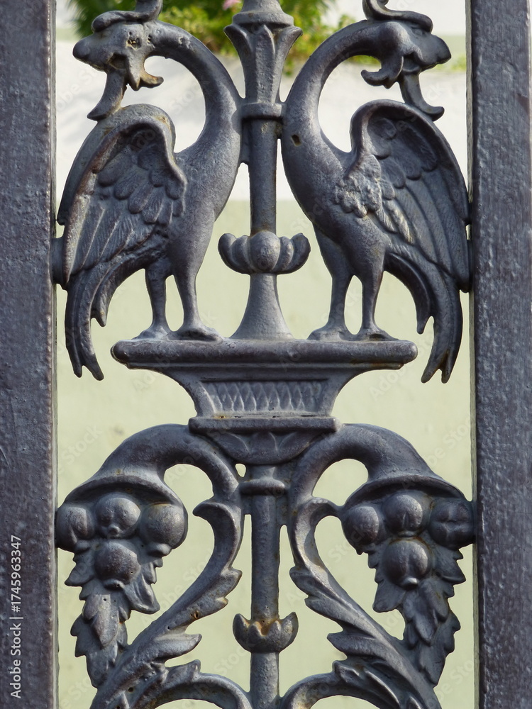 Details of a wrought-iron gate - Détails d'une grille en fer forgé ...