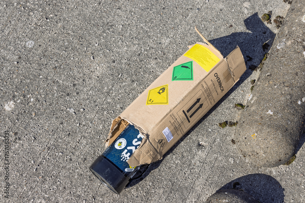 Zdjęcie bez tantiem: Nitrous oxide cartridge "laughing gas" half inside ...