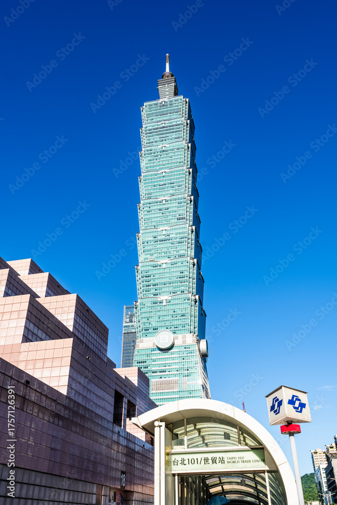 Foto Taipei, Taiwan- August 24, 2025: View of the Taipei 101 skyscraper ...