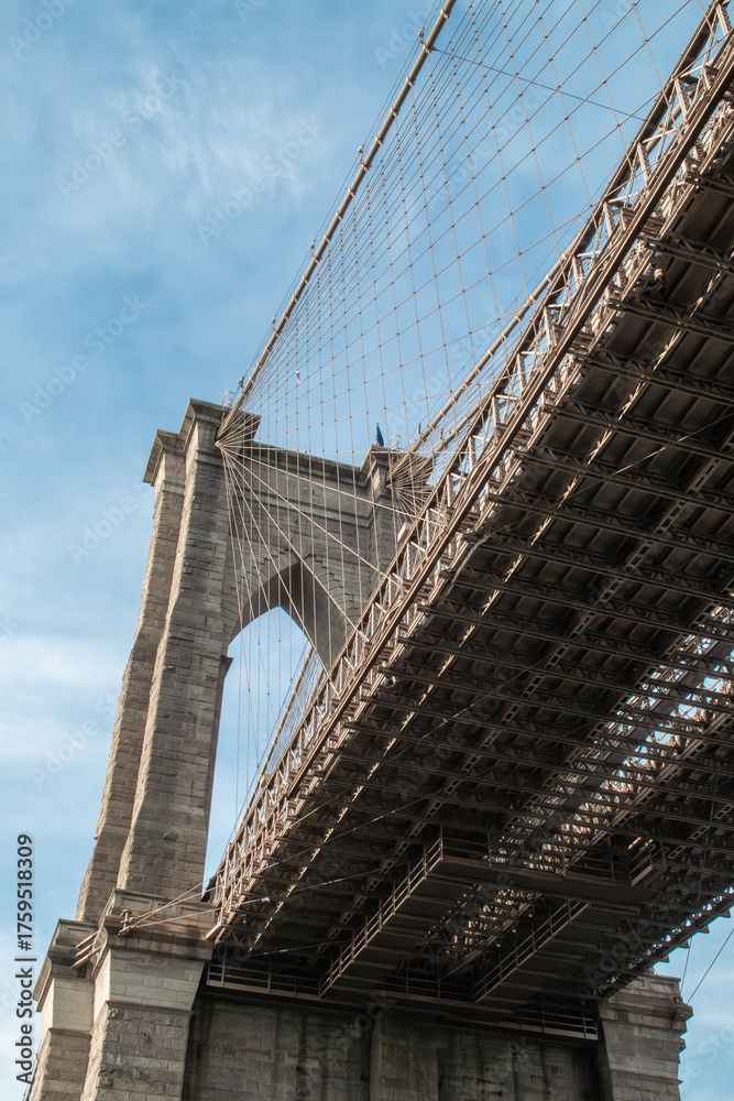 Vista inferior del puente de Brooklyn desde el parque Brooklyn Bridge ...