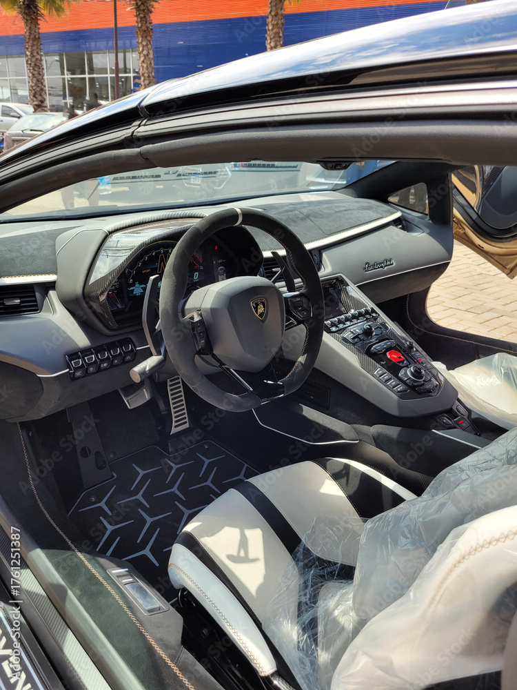 Foto de Stock Lamborghini Aventador SVJ interior cockpit, modern ...