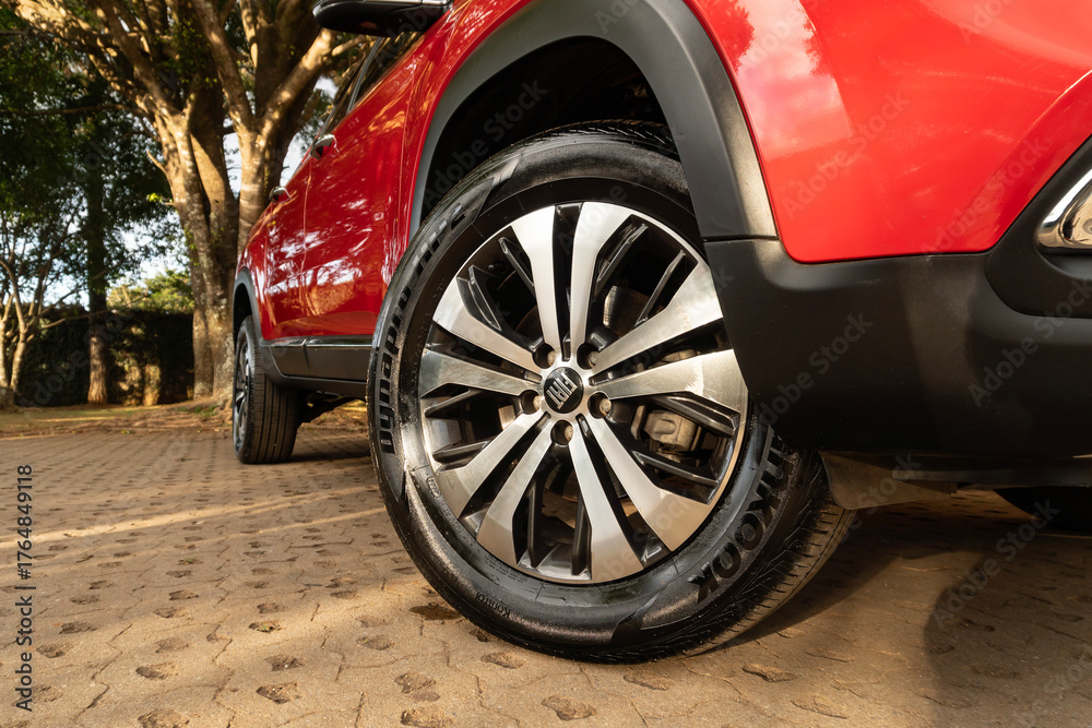 Fiat Toro Volcano two-tone alloy wheel, compact pickup truck detail ...