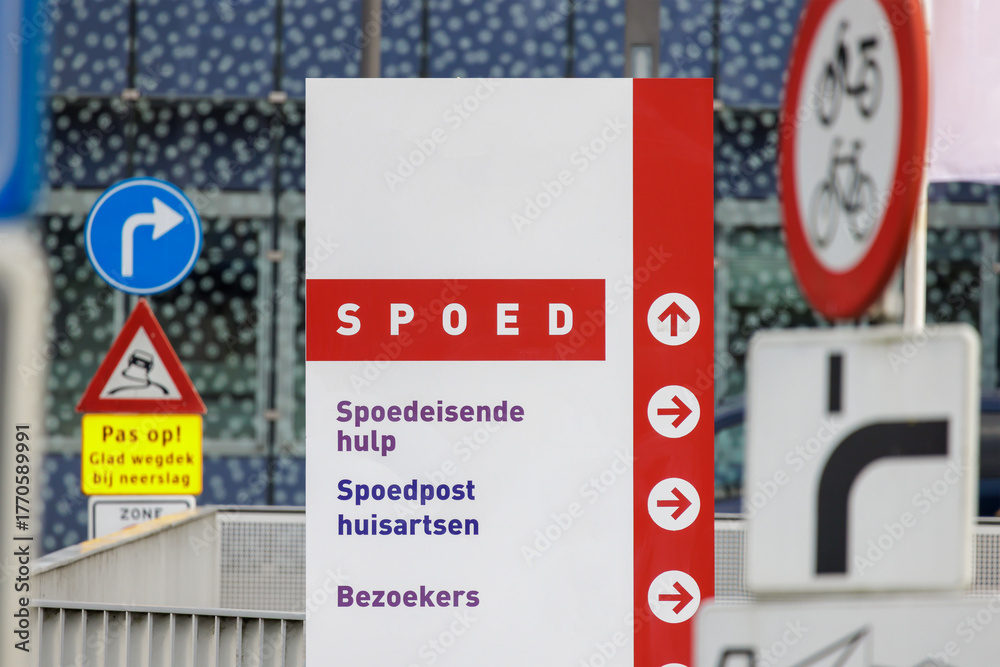 Foto de Stock Hospital route sign with the Dutch text for "Emercengy ...
