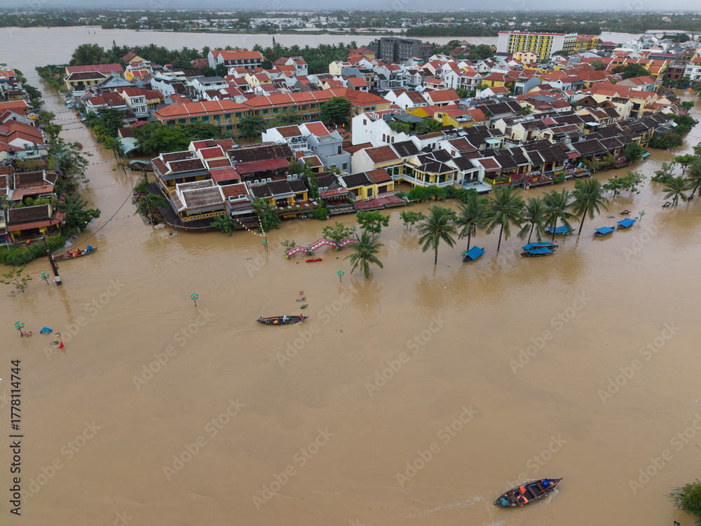 Foto de Stock The deepest flood in history in Hoi An, Da Nang 2025 ...