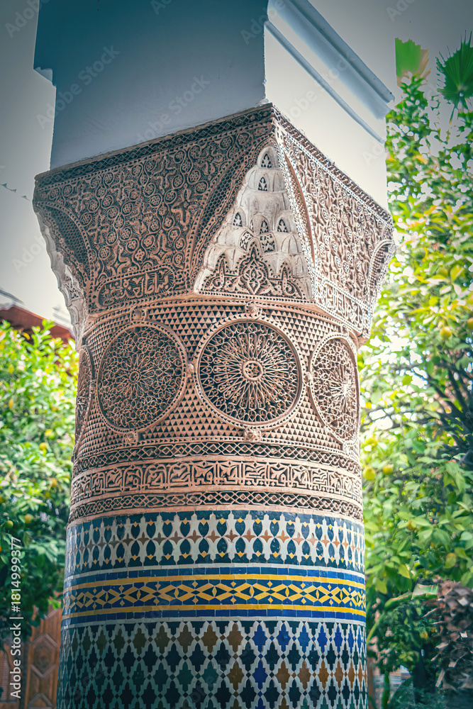 Photo Stock Colonne décorée en zellige et stuc sculpté dans l ...