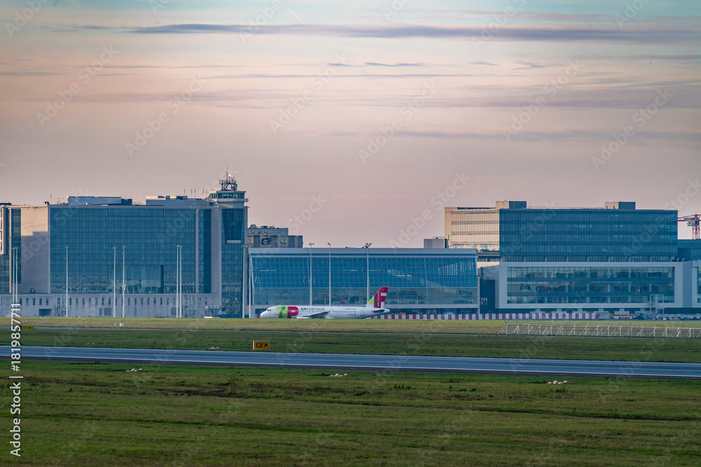 Foto de Stock TAP Air Portugal Airbus A320 - Taxi at Brussels Airport ...