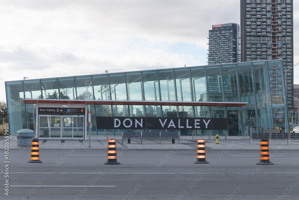 Stock-Foto „Don Valley Station (formerly Science Centre Station) LRT ...