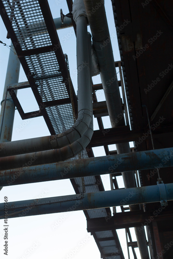 Photo Stock Elevated walkway with support beams, Industrial scene ...