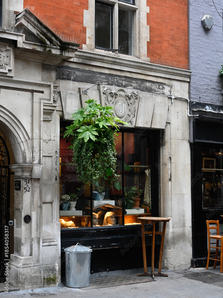 LONDON, UK - NOVEMBER 11, 2025: Exterior of Seven Stars pub in Carey ...