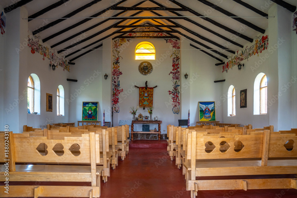 Fotografías diurnas de casas tradicionales andinas y una iglesia ...