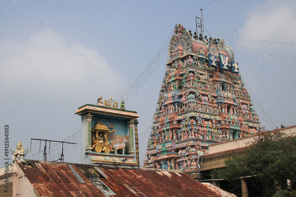 Photo Stock Horse chariot and carved tower of the Arulmigu Sri ...