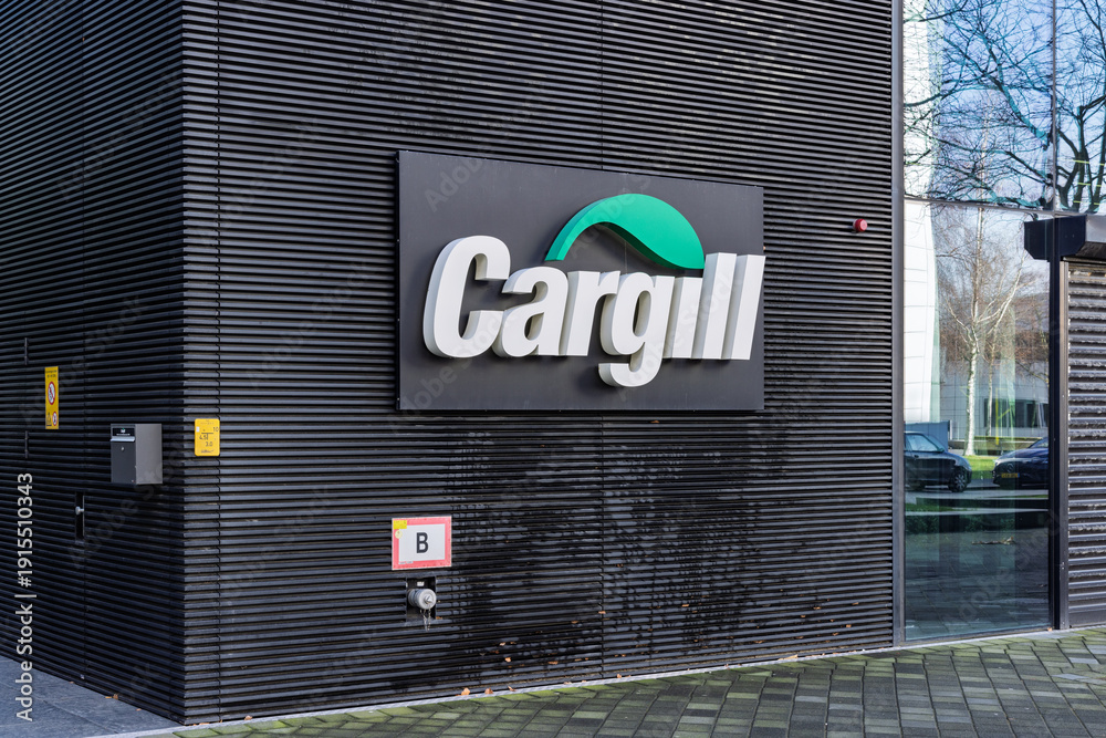 Foto Cargill company logo with the green leaf icon on a black textured ...