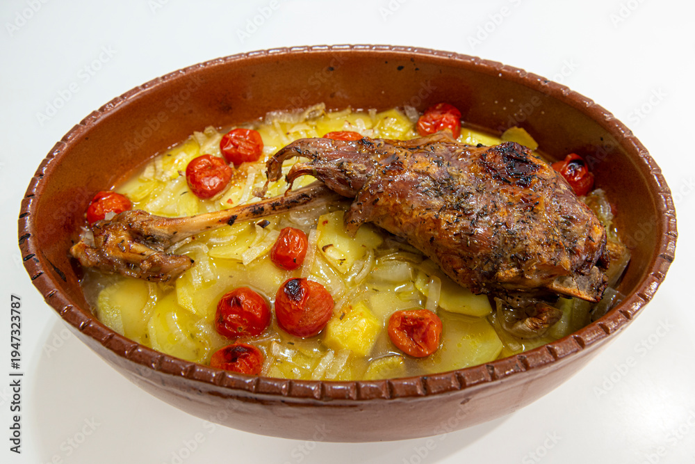 Pierna de cordero asada en cazuela de barro 2026, Roasted lamb leg in ...