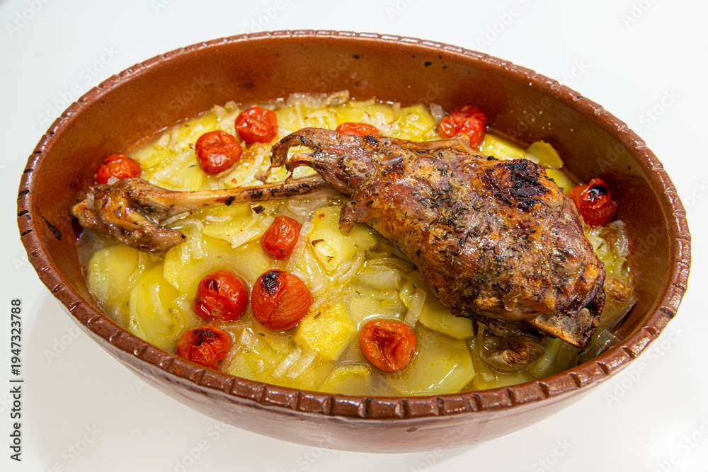 Pierna de cordero asada en cazuela de barro 2026, Roasted lamb leg in ...
