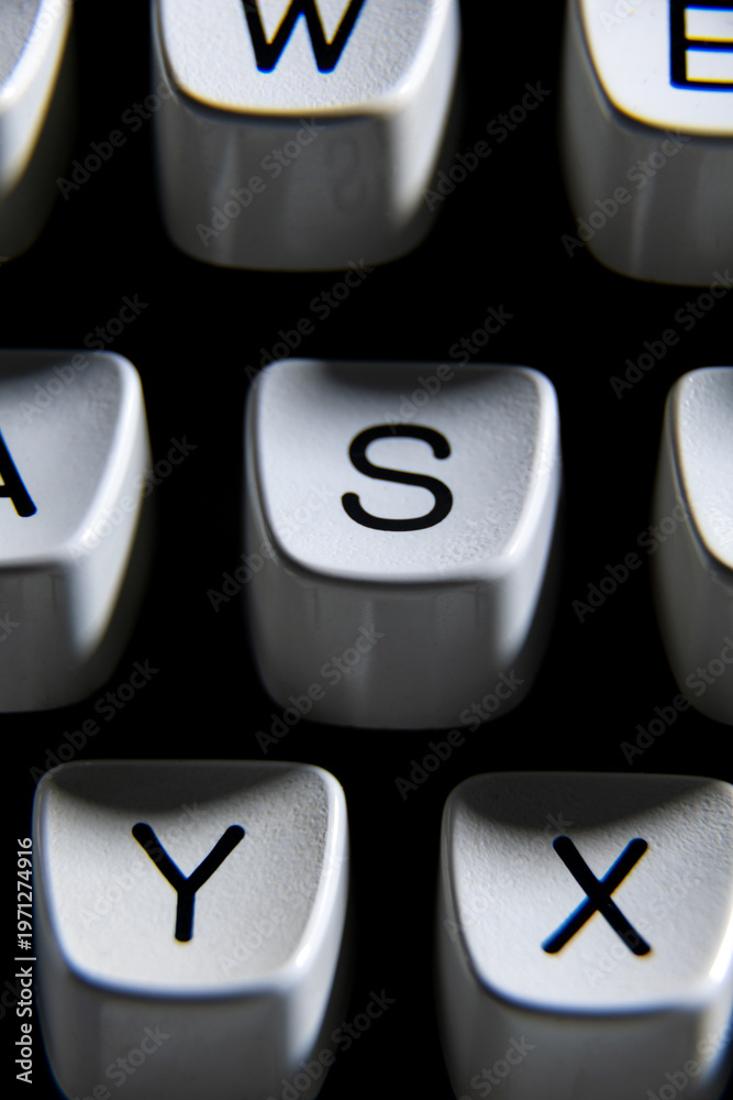 Minimal macro composition of vintage typewriter white letter keys の ...