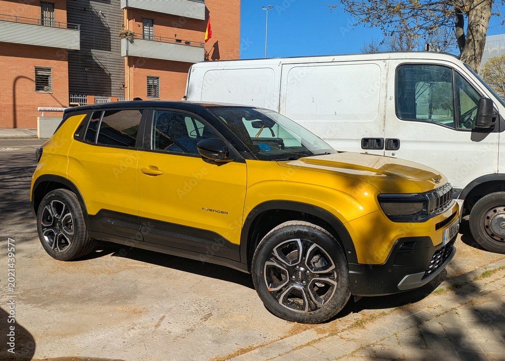 Vista en perspectiva de un automóvil eléctrico Jeep Avenger aparcado en ...