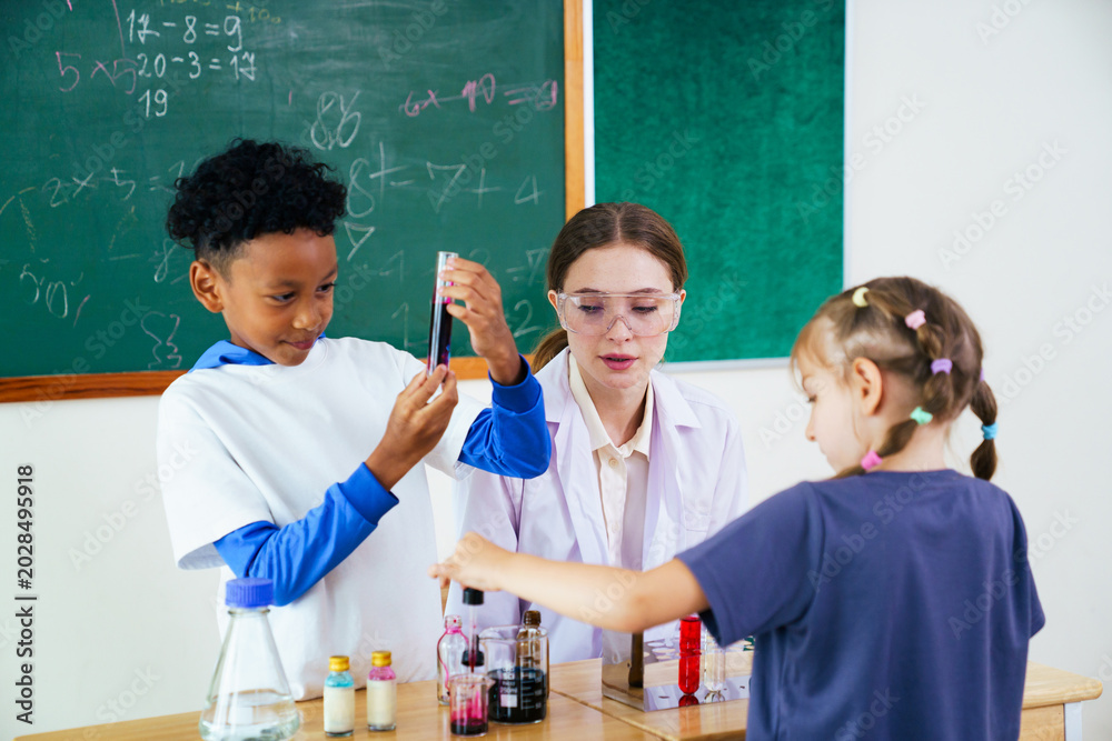 Female teacher doing a science experiment for elementary students Stock ...