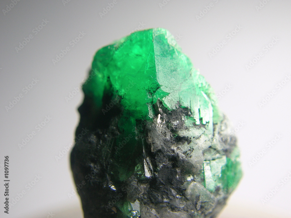 Foto de emeraude brute do Stock | Adobe Stock