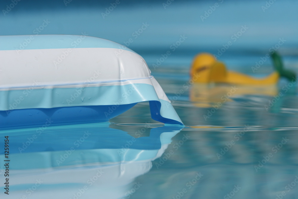 objets flottants identifiés Stock Photo | Adobe Stock